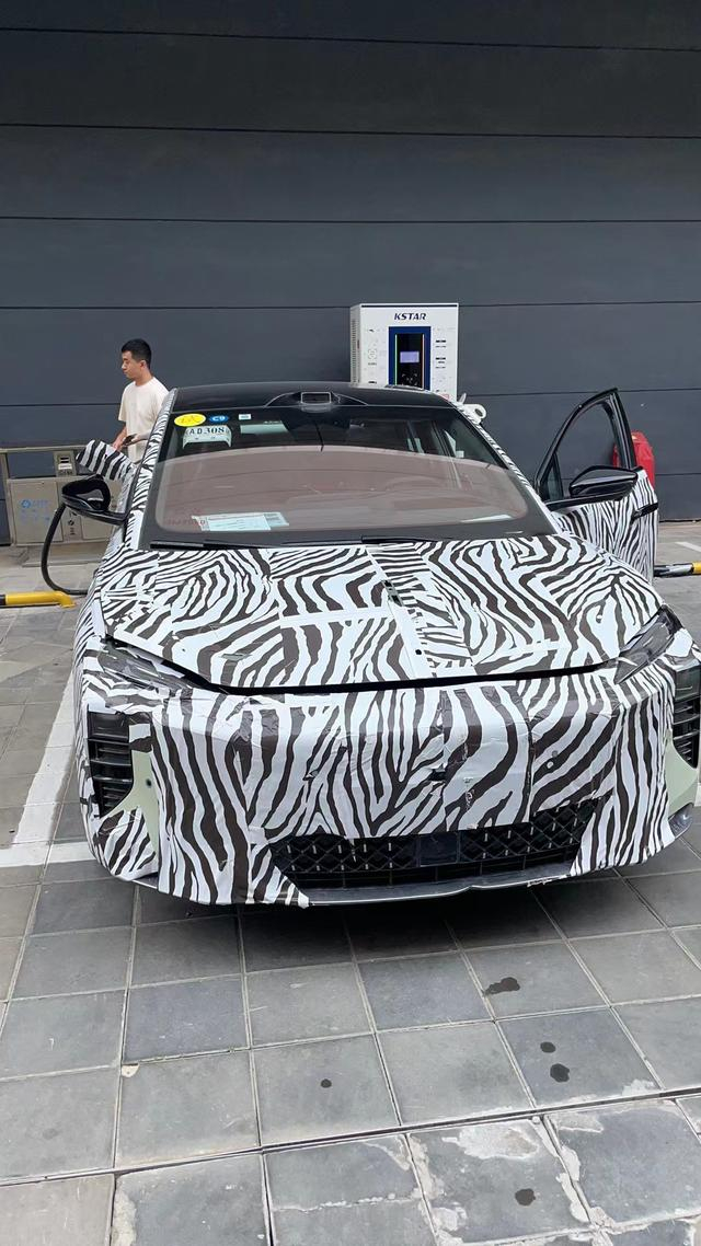 一电谍影丨红旗E001实车谍照曝光，运动性拉满，配备电动尾翼