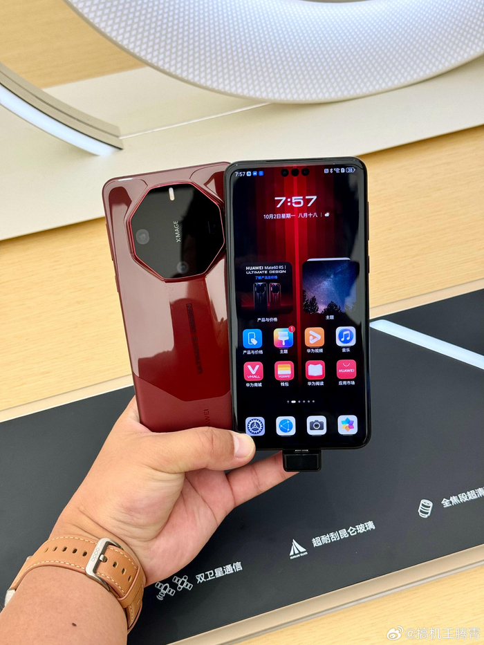 华为Mate60 RS非凡大师「玄黑」、「瑞红」真机外观对比……|华为_新浪新闻