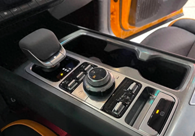 无框车门＋双联屏，新款BJ40预售价18.58万起，比坦克300更香？