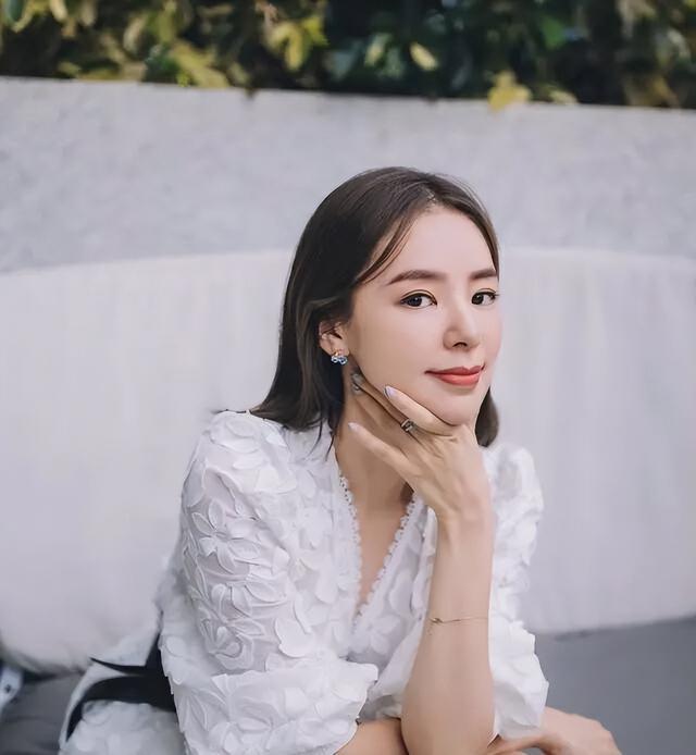 Tvb实力女星为3岁女儿庆生！一家三口罕见同框，小家伙太像妈