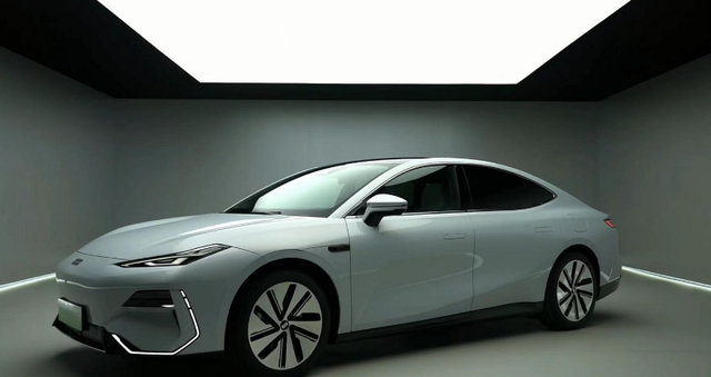 吉利银河E8首发，SEA架构首款轿车，45英寸8K大屏期待吗？