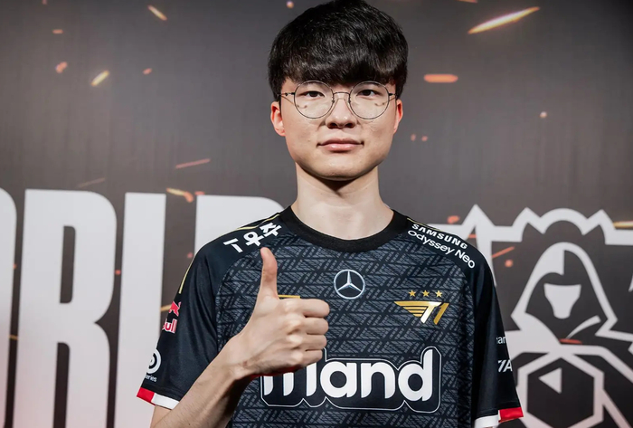 Faker拒绝做弱爆动作！对镜头竖大拇指，粉丝：伟大无需多言！|大拇指|镜头|粉丝_新浪新闻