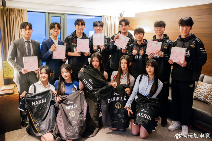 LOL官推发布： 追星成功！ New jeans和WBG T1交换签名专辑与队服