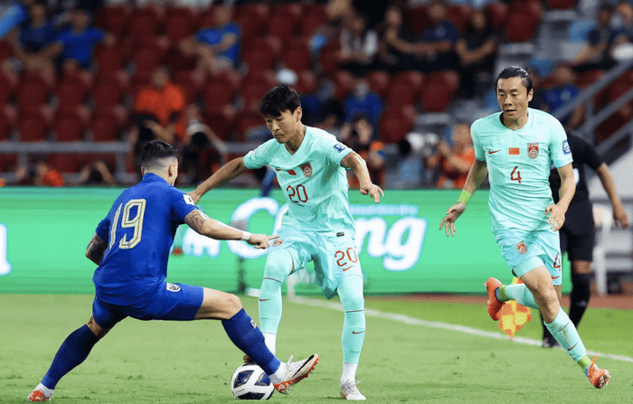 CCTV5播韩国VS国足，穿啥球衣？韦世豪PK孙兴慜，吴曦该学郑智|郑智|韦世豪|吴曦_新浪新闻