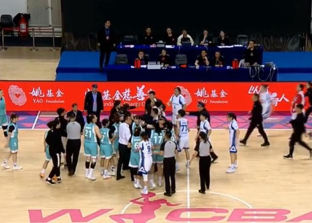 WCBA爆发激烈冲突！短短4秒钟三人遭驱逐，姚明或开出重磅罚单|女篮|大庆|裁判_新浪新闻