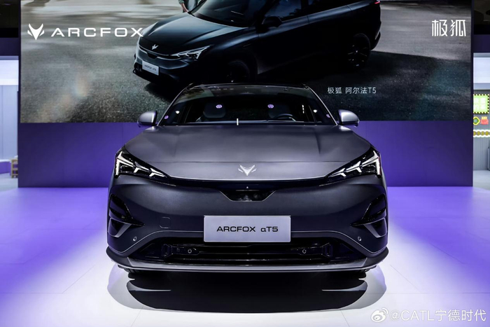 纯电中型SUV，极狐阿尔法T5将于11月30日预售
