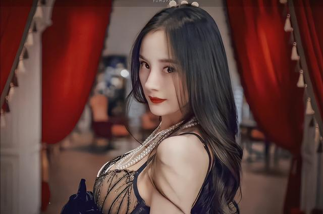 36岁杨幂穿蕾丝内衣，34D身材引热议：这胸真实存在吗？