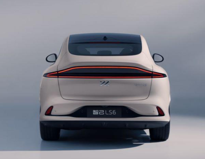 又一熟悉纯电C级轿跑！搭载875V高压快充 它凭啥脱颖而出?