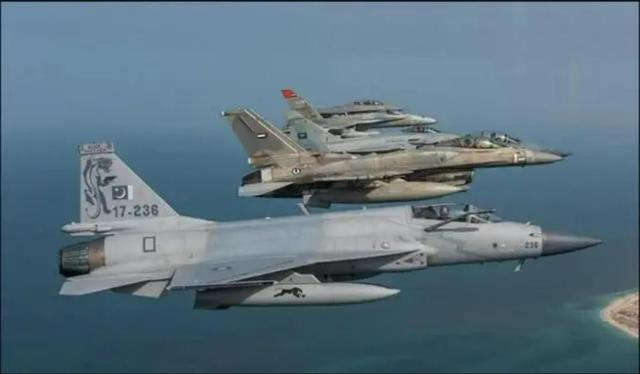 歼-10C身手不凡，实力碾压台风！枭龙大杀四方，战胜F15和F16