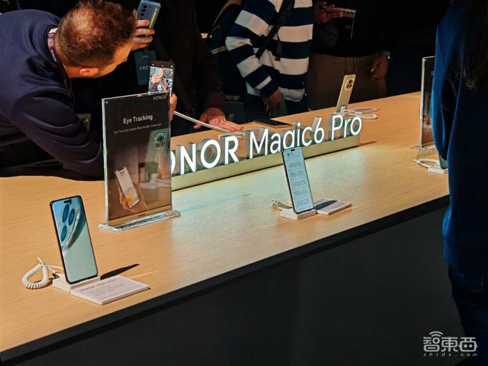 荣耀AI全家桶炸场MWC！CEO赵明宣战苹果，解密平台级AI杀手锏