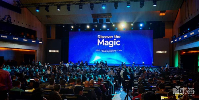 荣耀AI全家桶炸场MWC！CEO赵明宣战苹果，解密平台级AI杀手锏