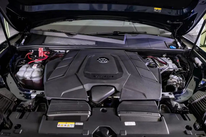 全系ZF 8AT，带托森差速器，全时四驱，标配空悬，优惠11万！