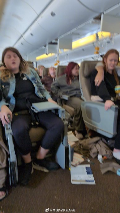 今天下午，一架从伦敦飞往新加坡的新航SQ321航班（777-300ER型客机）因剧烈