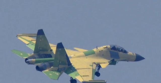 歼15B和歼15D均登上福建舰进行弹射起飞试验，服役近在咫尺！