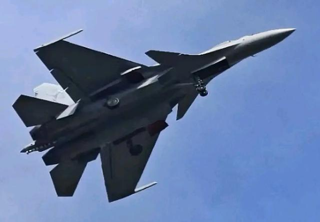 歼15B和歼15D均登上福建舰进行弹射起飞试验，服役近在咫尺！