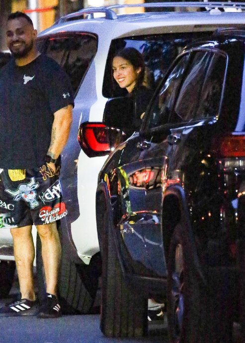 娅娅Oli Rodrigo纽约最新街拍，青春洋溢的女大