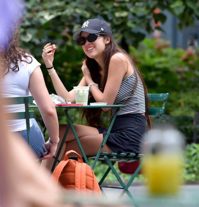 娅娅Oli Rodrigo纽约最新街拍，青春洋溢的女大