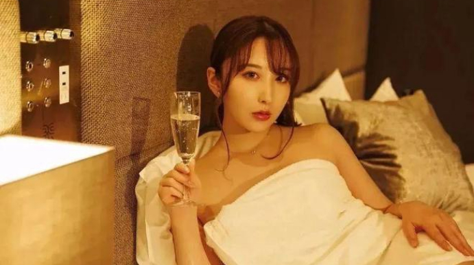 鉴宝| NO.1的陪酒女走上演艺圈巅峰，嗨丝真是YYDS！