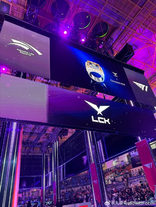 LCK夏决现场前排观众视角～脖子已经开始痛了 cr.db01viper|前排|脖子|视角_新浪新闻