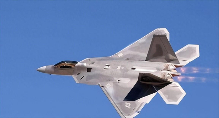 歼35有多大？与F35放一起看才明白：不愧是全球最强舰载战斗机！