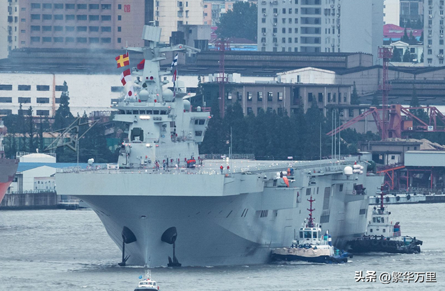 076型两栖攻击舰，采用了双舰岛，赶超欧美，到底有多强悍？