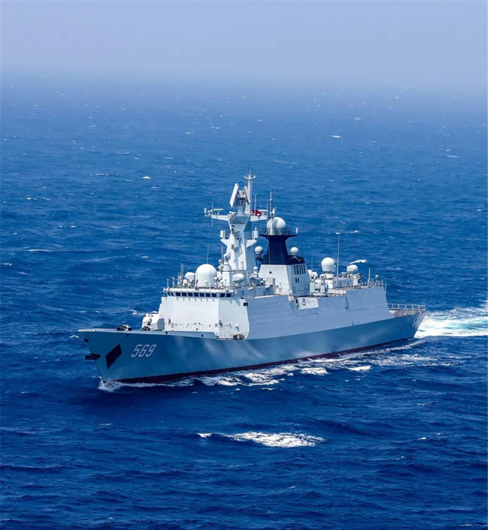 64艘驱逐舰，三艘航母，5艘075两栖舰，2025年中国海军实力一览