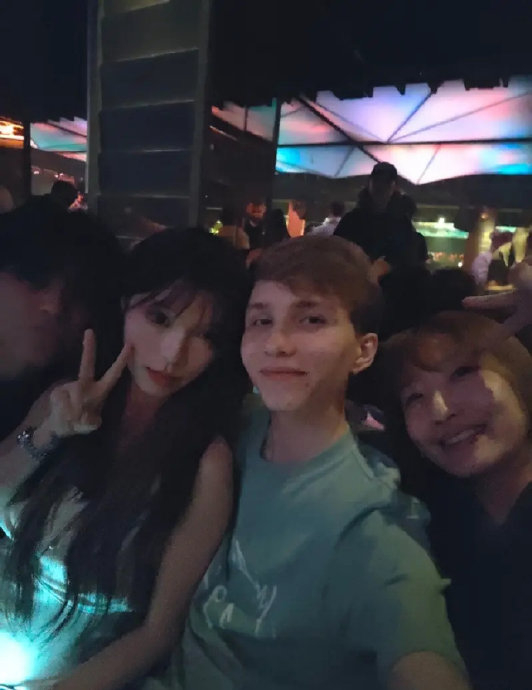 之前在BLAST Premier世界总决赛之后，m0NESY和中国女UP子易教主亲密接触…|教主|总决赛|世界_新浪新闻