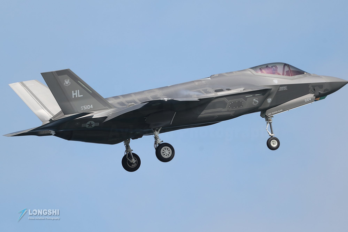 解放军亮出歼35A，美军不淡定？航母年底迫近部署，显摆F35C战机