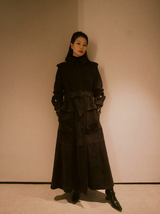 出席嘉人女性影响力之夜，身穿COMME MOI 2024秋冬系列长款大衣，气场十足|大衣|秋冬|嘉人_新浪新闻