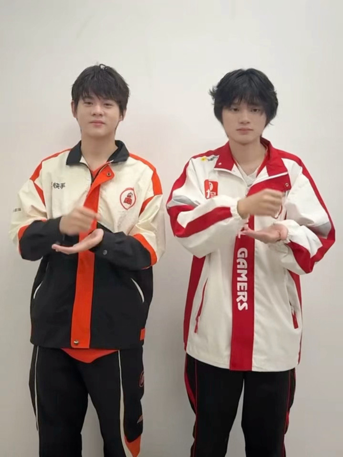 AG长生与KSG流浪手势舞互动萌翻网友_新浪新闻