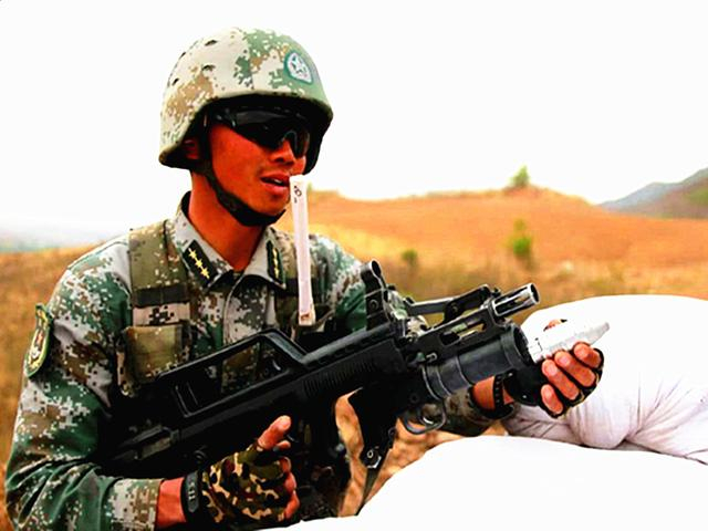 军事丨国产10式枪挂榴弹，堪称单兵小炮