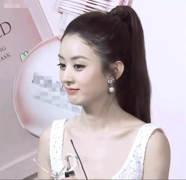 赵丽颖升级辣妈后，穿白色背心裙少了灵气多了温柔，撞脸张娜拉
