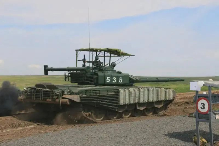 T-72B3坦克装上“遮阳棚”，既能庇荫挡雨，又能防御美国标枪导弹