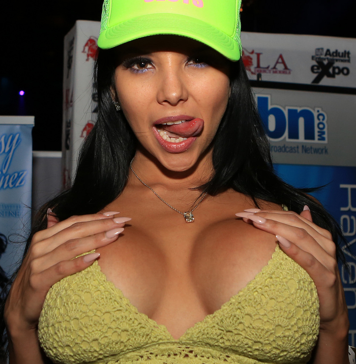 听AV老师们说说，下海拍片的真实故事