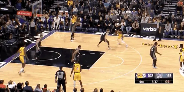 湖人落后21分时 贝弗利勾手打进后再次做出“Too small”庆祝动作_手机新浪网