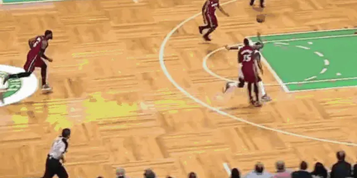 10年前的今天：热火詹演绎死亡隔扣 在空中直接掀翻杰森-特里_手机新浪网