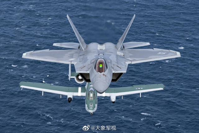美军F22和F35空中同框：体型差距一目了然_新浪图片