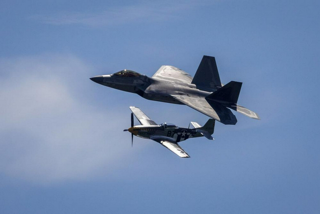 航展秀飞行特技 美国F22战斗机与老爷机同飞_新浪图片