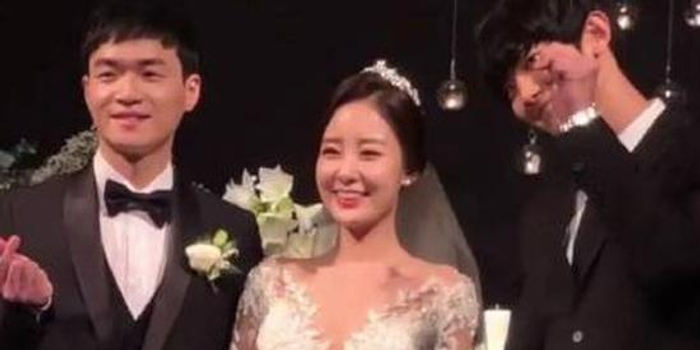 朴灿烈姐姐婚礼兄弟团现身 网友：吴世勋别吃了_手机新浪网