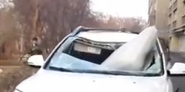 6楼掉下1吨重巨大冰块 新车被砸成铁饼_手机新浪网