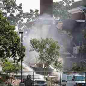 双语：美国一所学校发生爆炸 造成一接待员死亡_手机新浪网