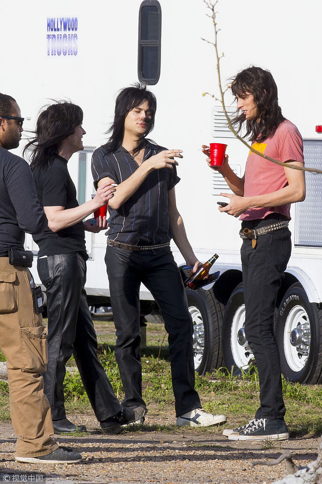 《The Dirt》道格拉斯·布斯“杀马特”长发 化身摇滚明星_新浪图片