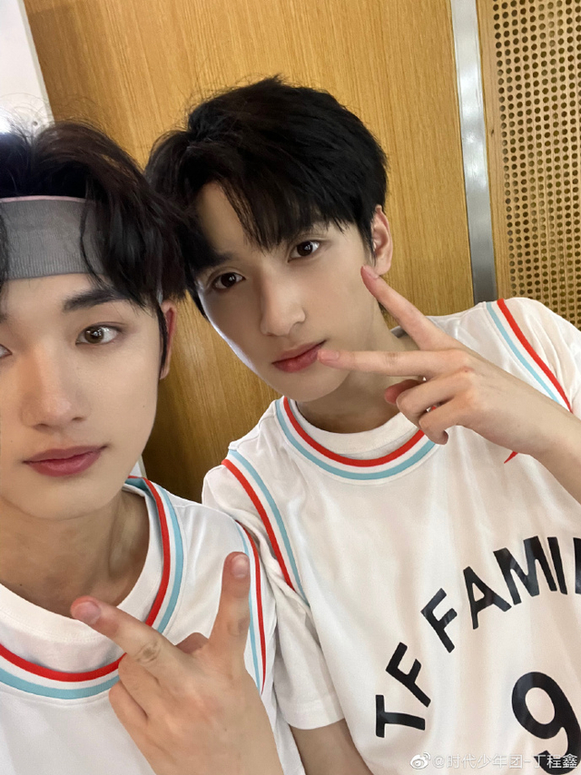 时代少年团严浩翔发文庆18岁生日 宋亚轩刘耀文等晒照祝贺_新浪图片