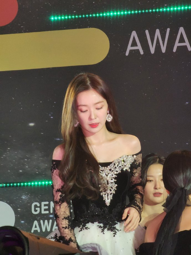 IRENE亮相GMA颁奖礼生图曝光 精致美貌气场清冷_新浪图片