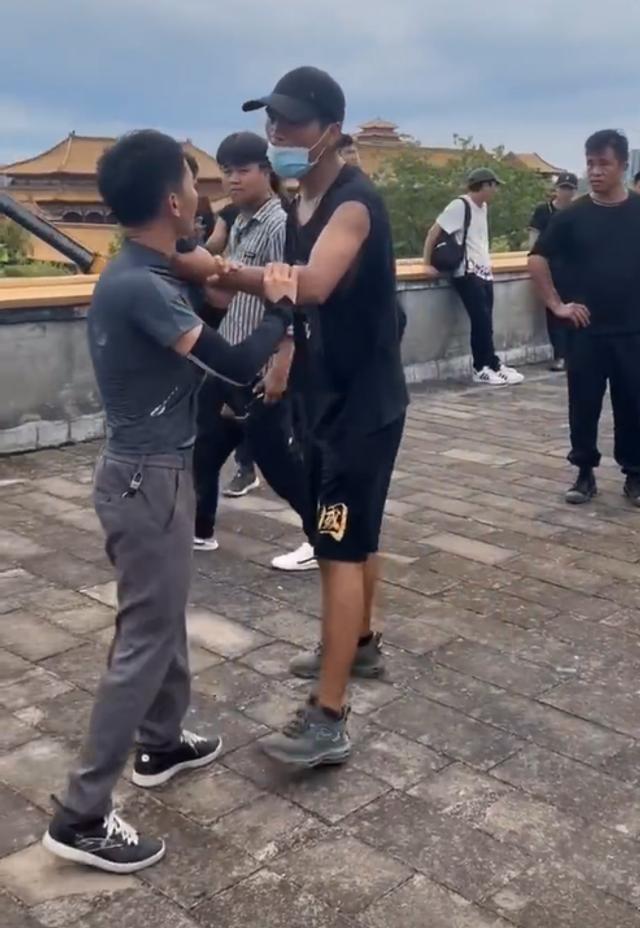 网曝《莲花楼》剧组殴打代拍 威胁要将对方扔下城墙新浪图片