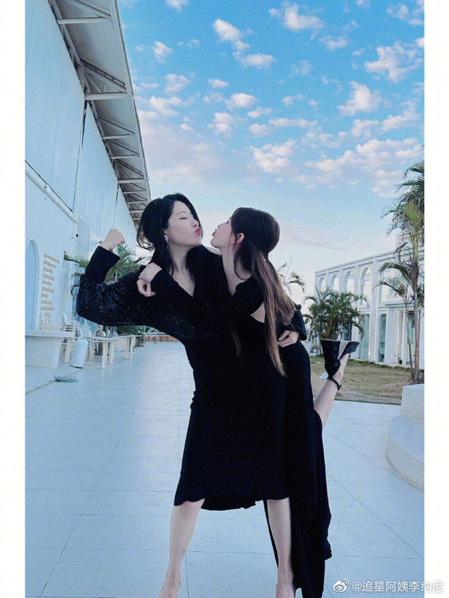 美女贴贴！曾黎晒与赵露思合照 二人海边开心举杯_新浪图片