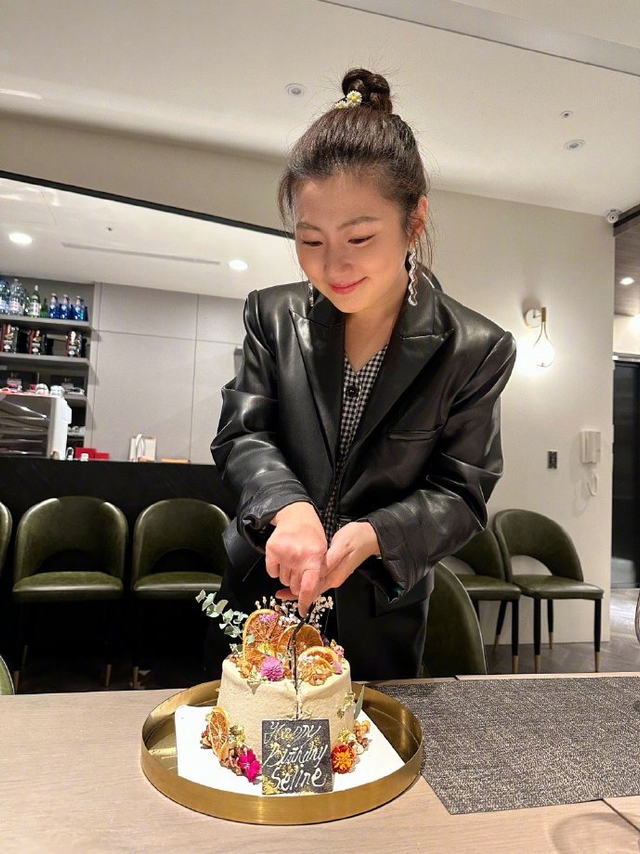 41岁selina庆生状态好 皮肤白皙粉透定格甜美微笑_新浪图片