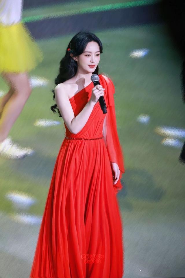 赵丽颖穿一袭红裙亮相晚会 半露香肩频频露笑气色好 新浪图片