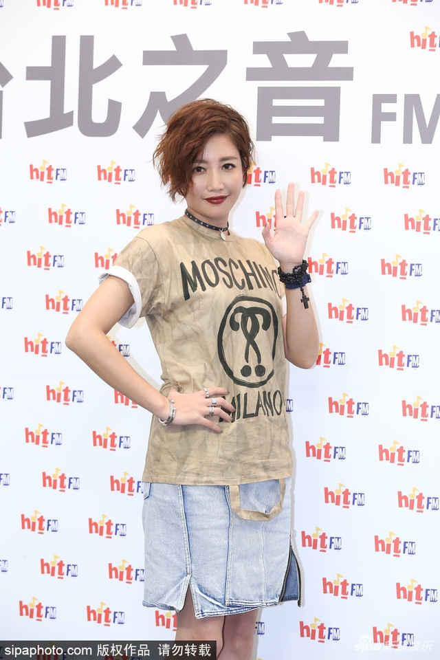 A-Lin剪短发随老公看球赛 却被球员误以为高中生_手机新浪网