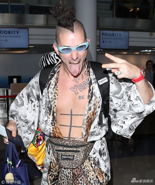 DNCE成员Cole Whittle造型雷人 顶鸡冠头吐舌比V_新浪图片